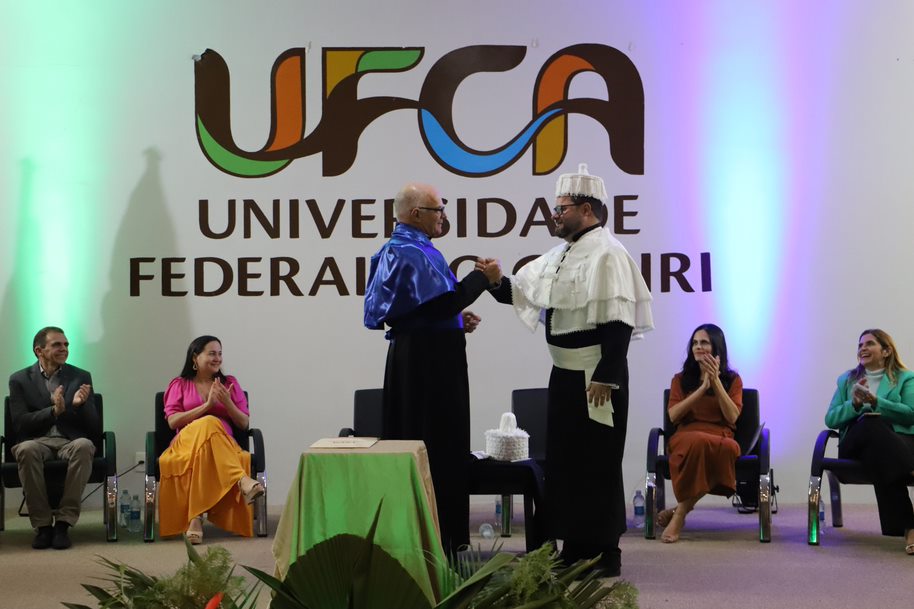 Silvério de Paiva Freitas Júnior recebe o cargo de reitor e apresenta a ...